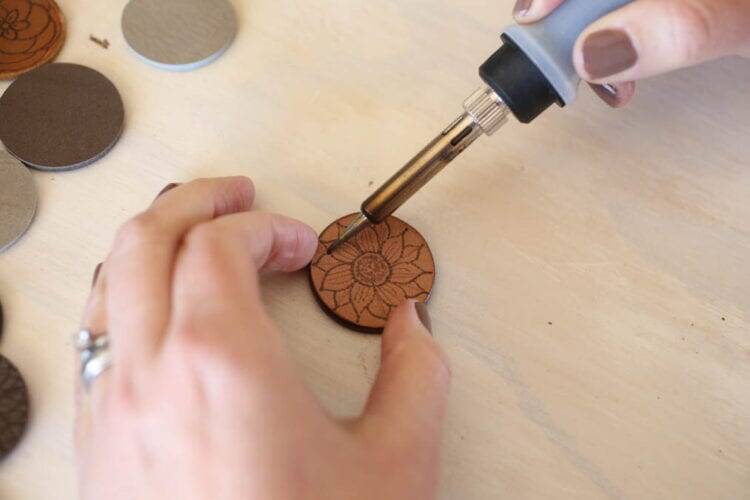 DIY Custom Leather PopSocket Cover - The Everyday Farmhouse